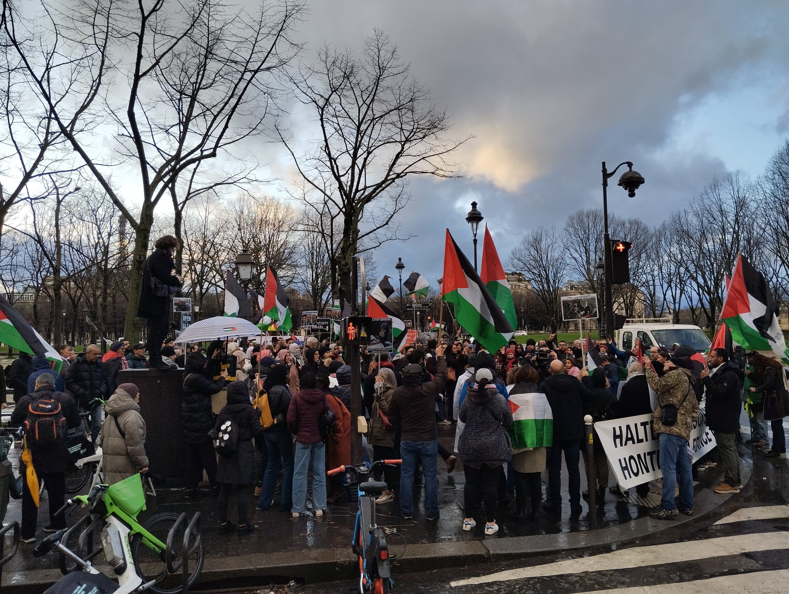 Qu’il pleuve ou qu’il vente, on manifeste ! (photos, vidéo) – CAPJPO ...