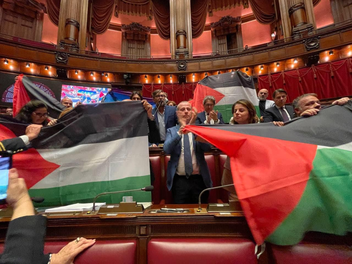 Les drapeaux au sein du parlement : pas qu’en France ! – CAPJPO ...