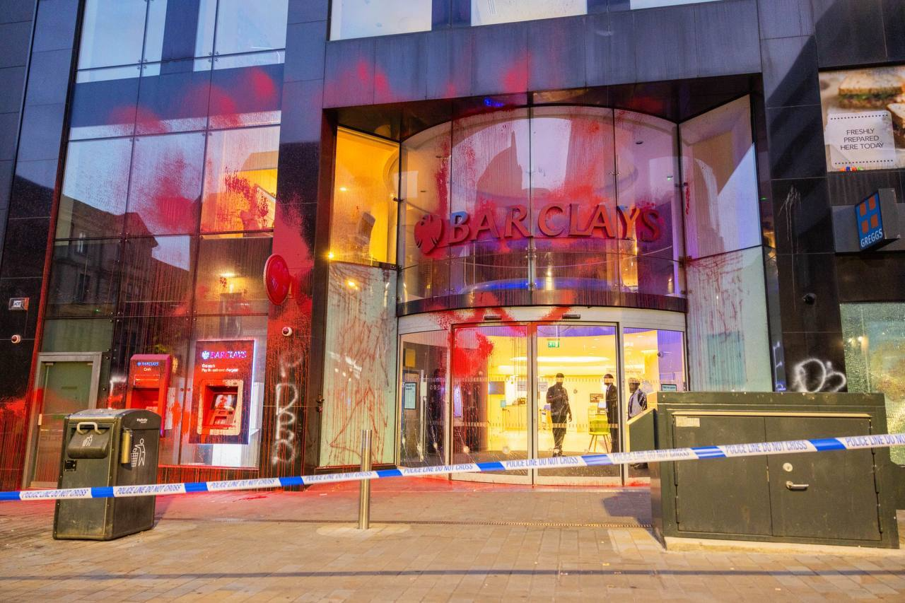 Les banques Barclay’s et JP Morgan à nouveau ciblées – CAPJPO EuroPalestine